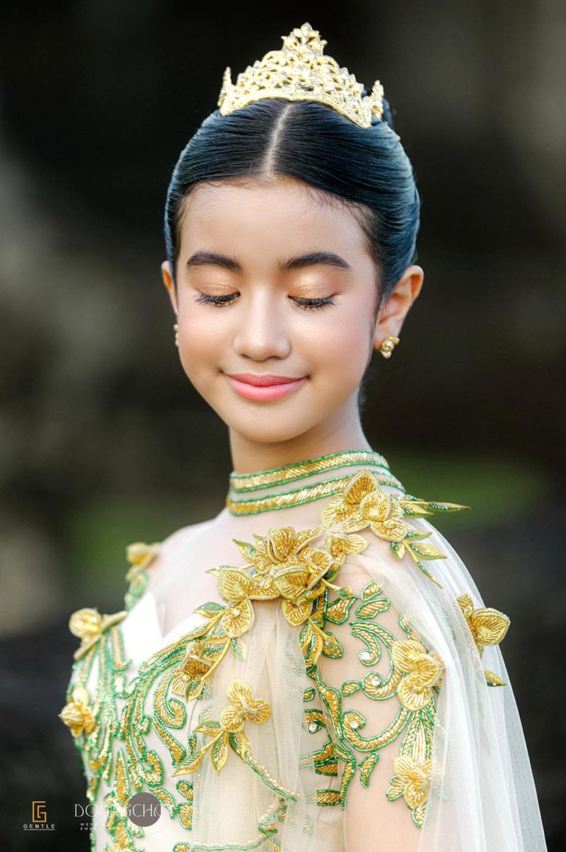 ព្រះនាងតូច ជេនណា គ្រងឈុតសម្លៀកបំពាក់ច្នៃថ្មី រំលេចដោយផ្ការំដួល ...