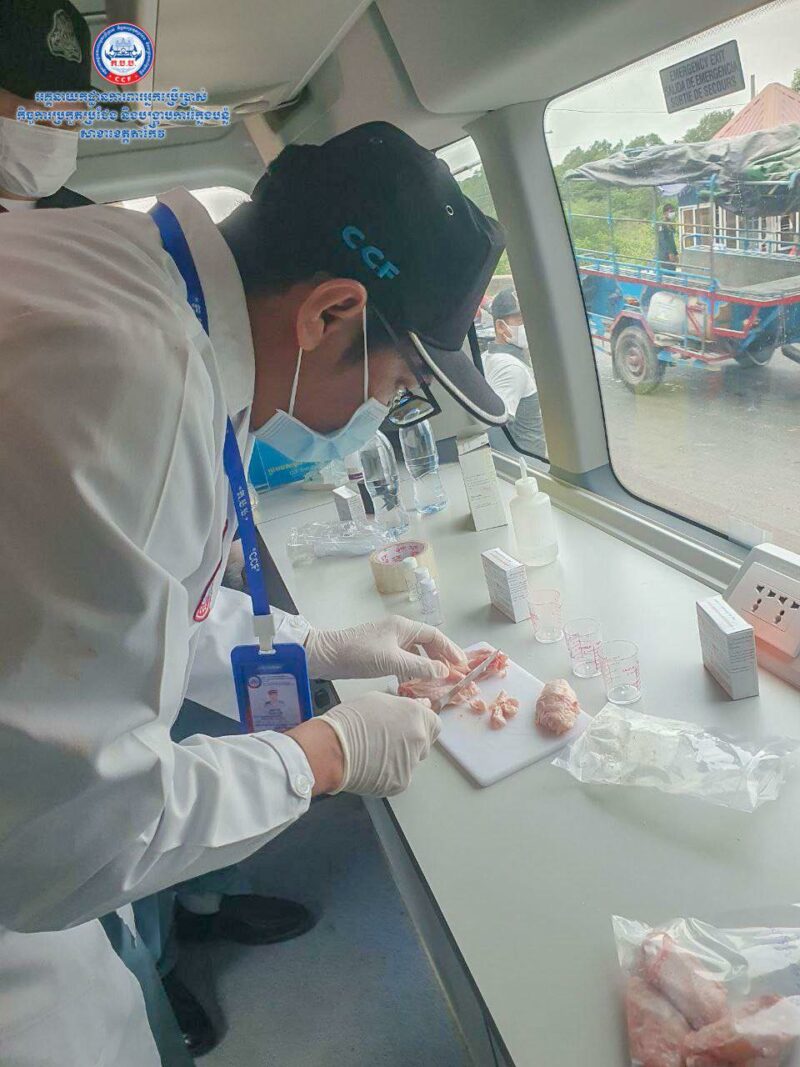 សាច់មាន់បង្កកចំនួន ៥០កេស ដែលនាំចូលពីបរទេសតាមច្រកទ្វាភ្នំដិន ត្រូវបានមន្រ្តីជំនាញខេត្តតាកែវ ...