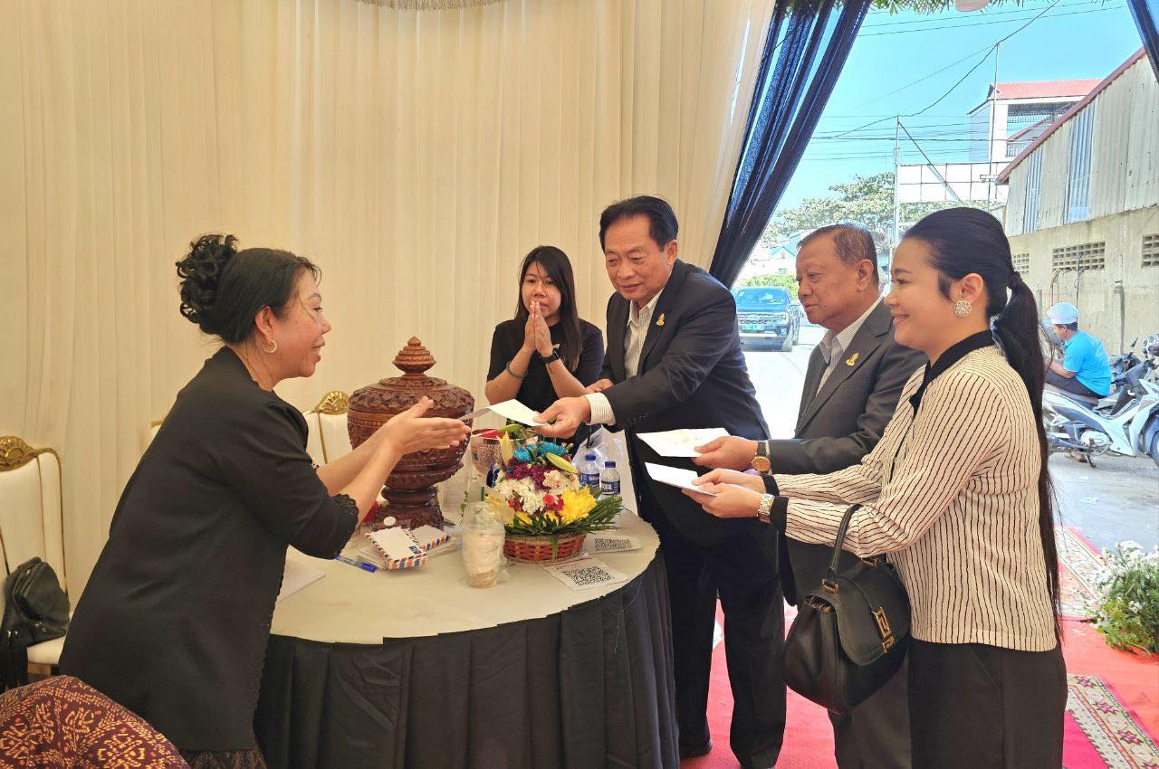 ឯកឧត្តមបណ្ឌិត ម៉ុង ឫទ្ធី ចូលរួមពិធីបុណ្យសពតារារ៉េប Ruth Ko ...